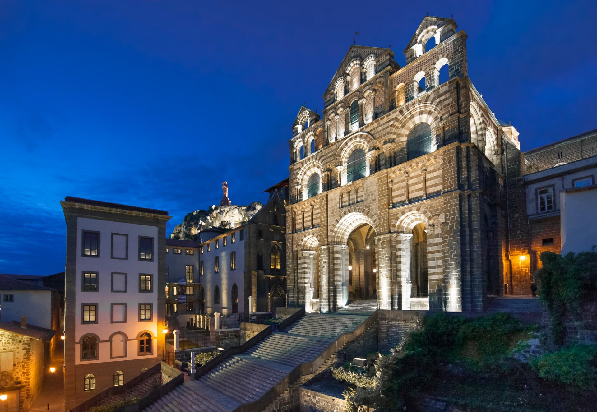 La cathédrale du Puy-en-Velay, point de départ du Saint-Jacques ...
